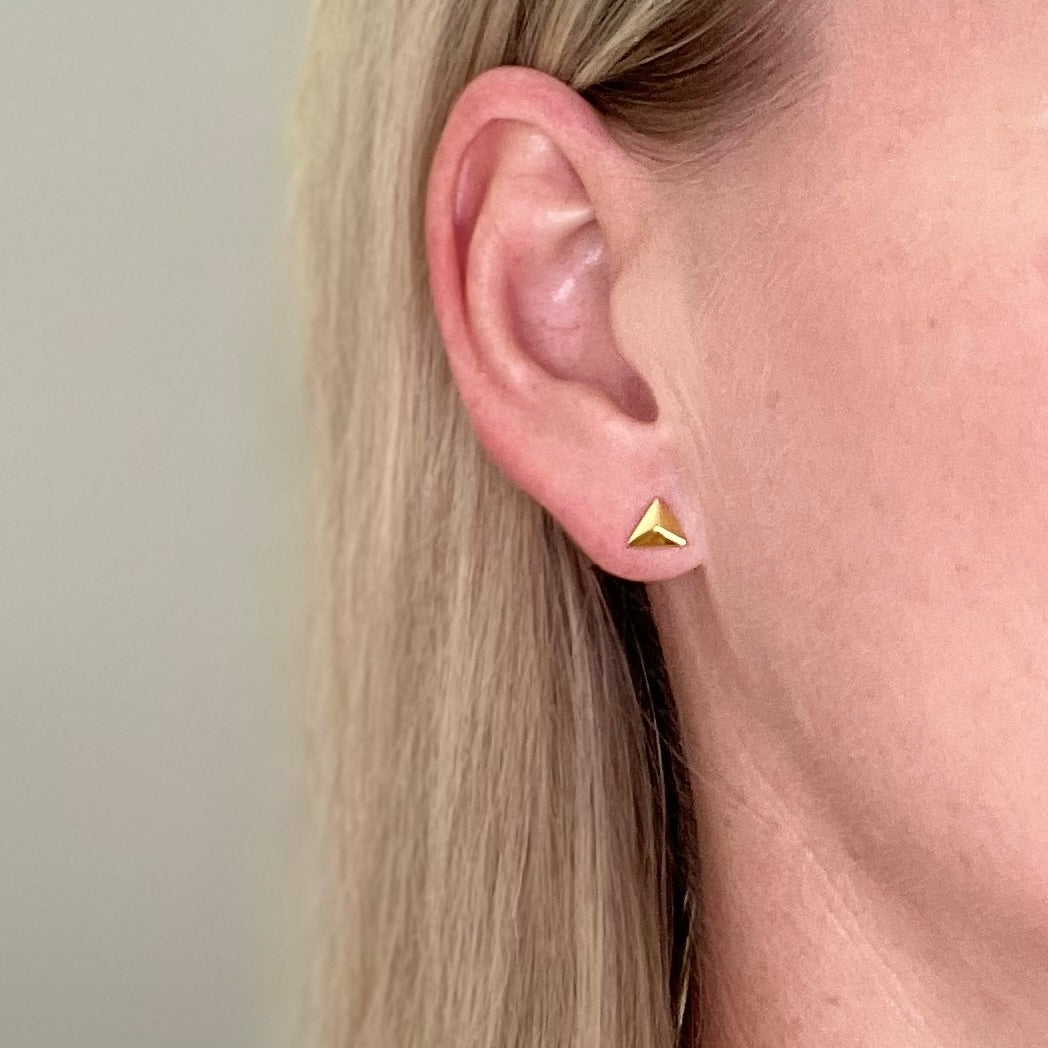 Sterling Silver Pyramid Studs - Gold – KELLY TRUEMAN